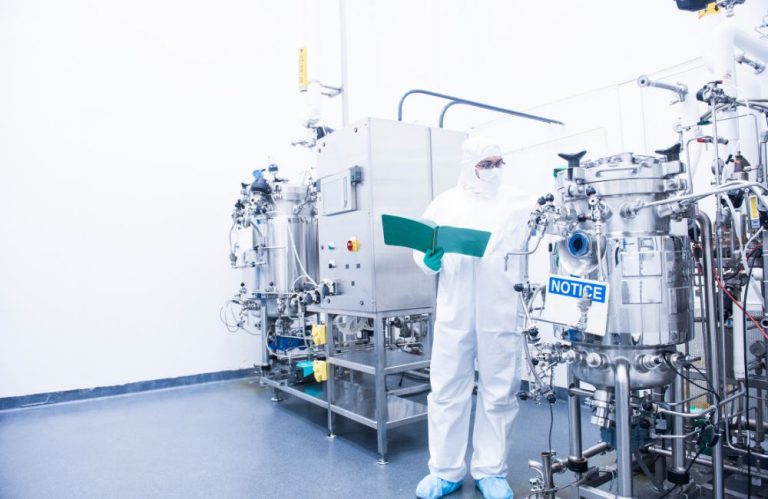 The Essential Guide to Cleanroom ESD Jumpsuits